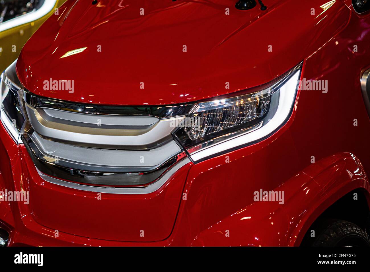 Car with one headlight on hi-res stock photography and images - Alamy