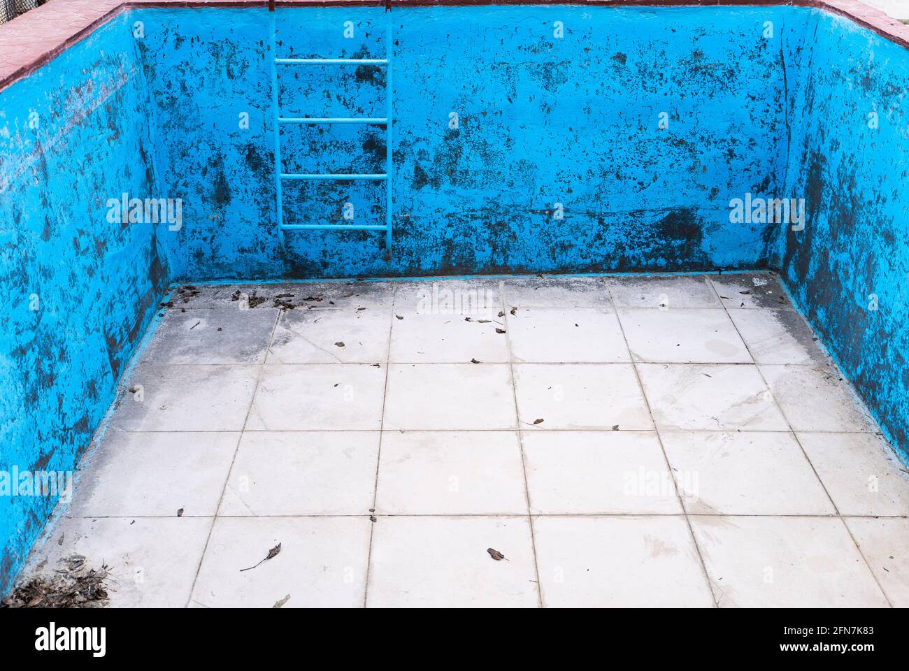 Empty cand dirty swimming pool Stock Photo - Alamy