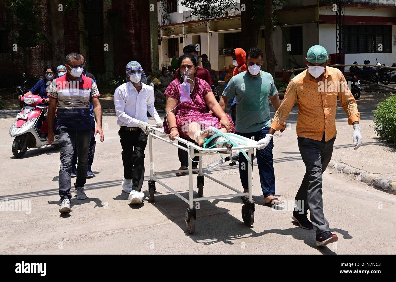 Prayagraj, Uttar Pradesh, India. 15th May, 2021. Prayagraj: Family ...