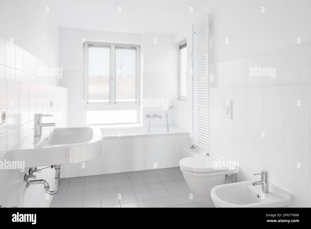 Empty bathtub hi-res stock photography and images - Alamy