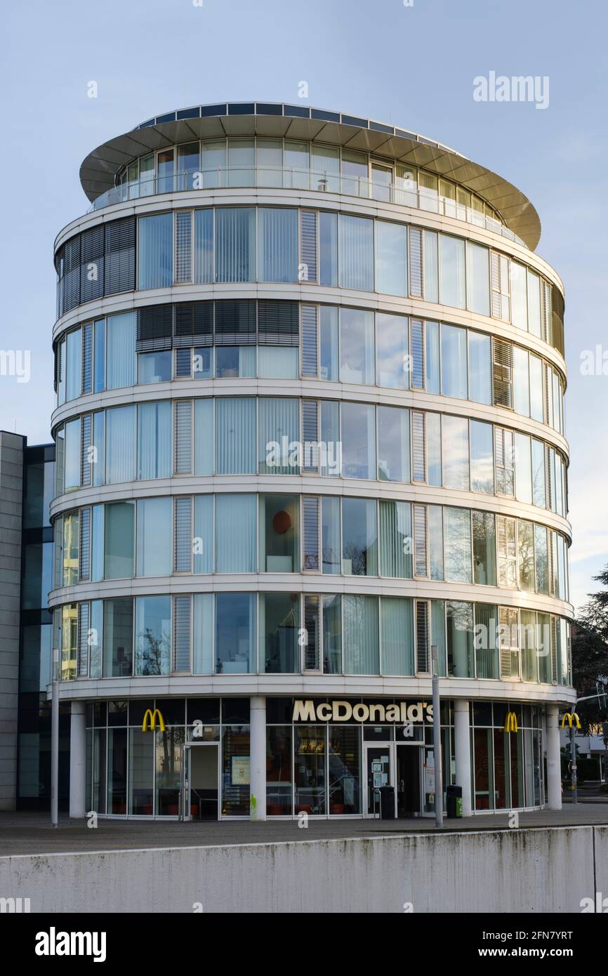 Round office building hi-res stock photography and images - Alamy