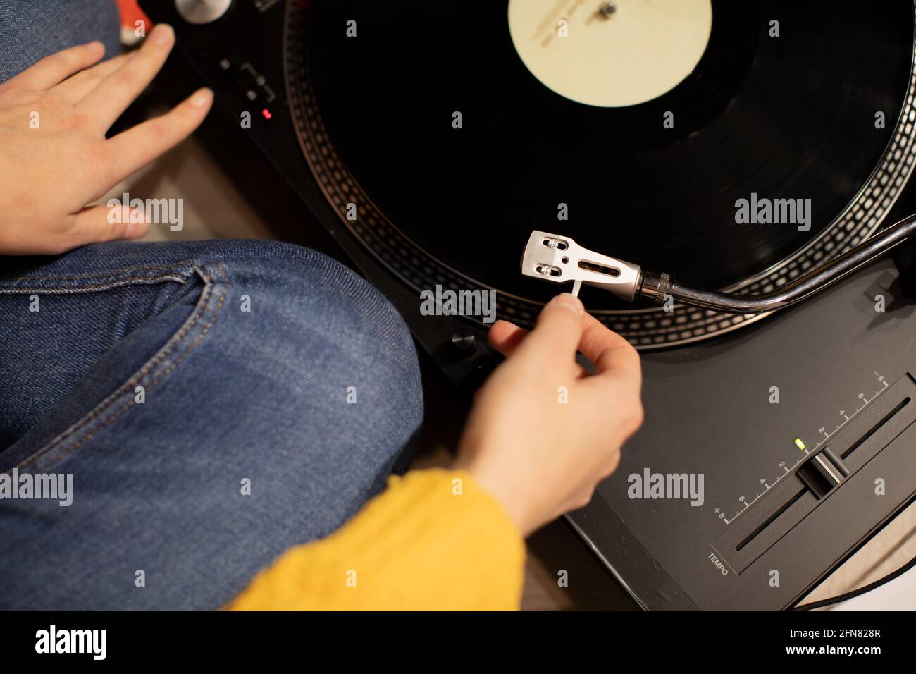 girl hand put tonearm on vinyl record starting turntable Sound ...