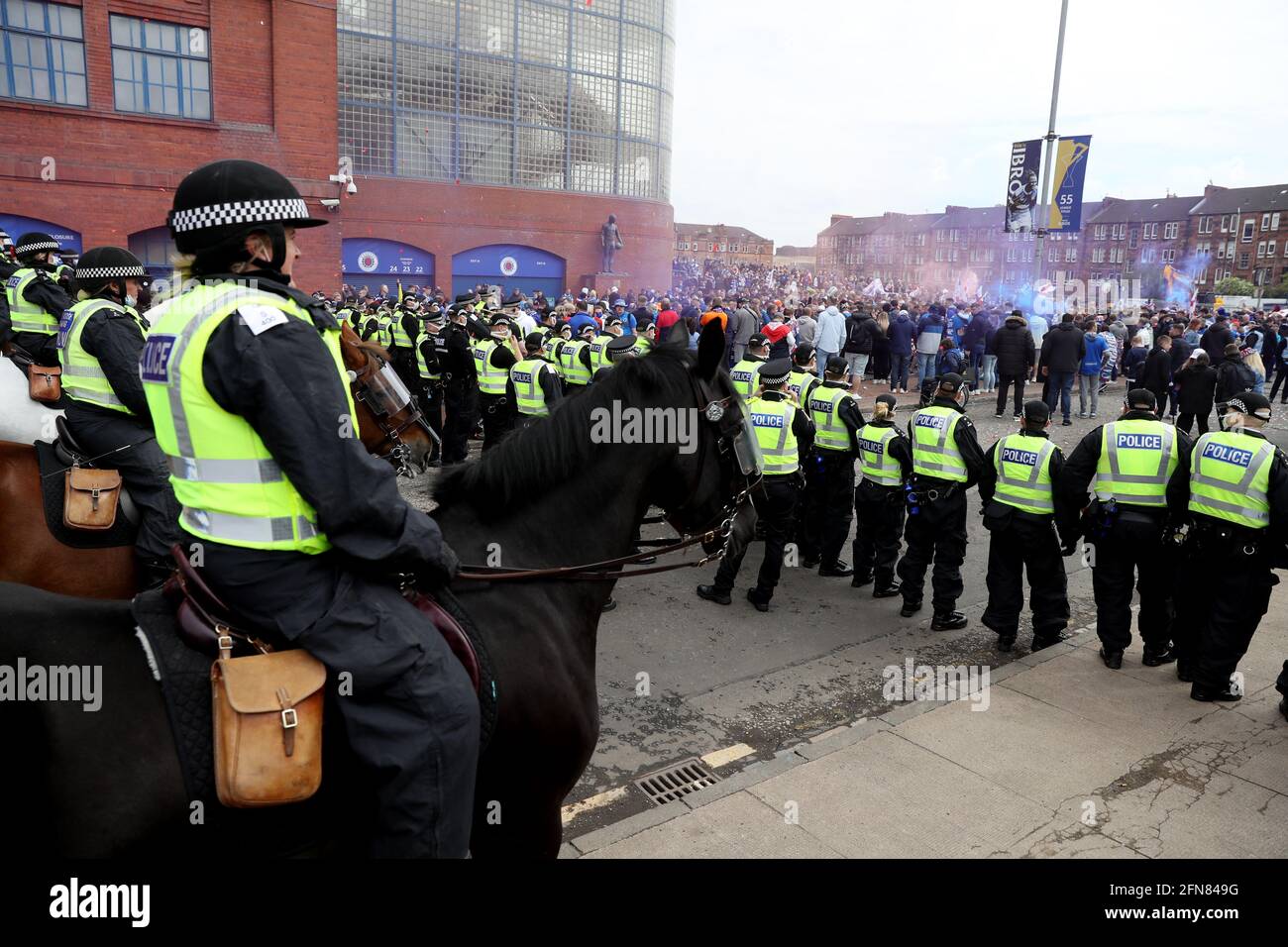 Scottish mounted police officers hi-res stock photography and images ...