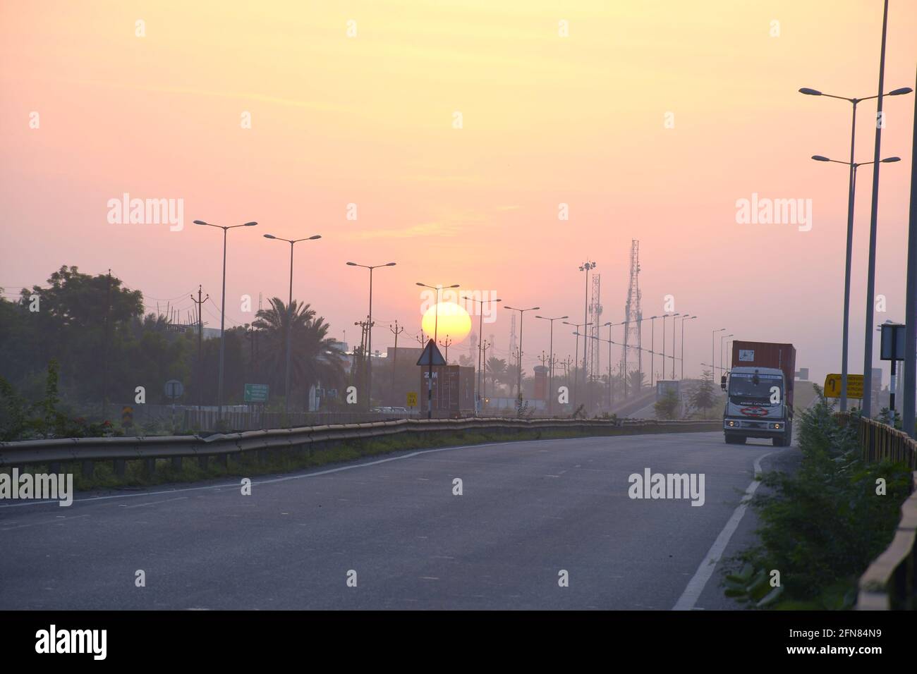 Morning View, Sunrise in the morning, Street light pattern on the ...