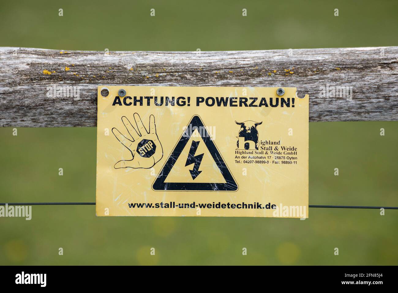 Electricity warning sign hi-res stock photography and images - Alamy