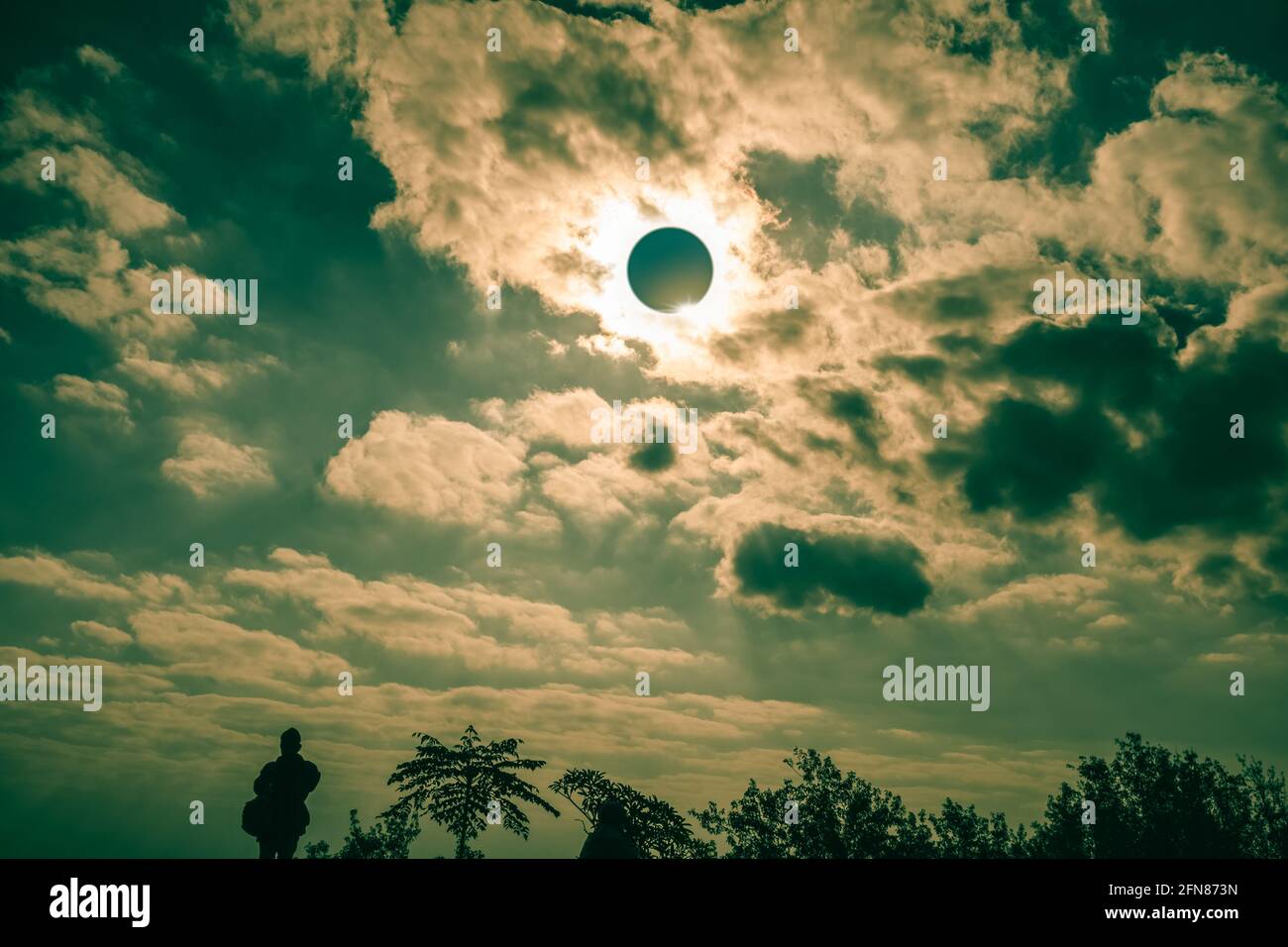 Amazing scientific natural phenomenon. The Moon covering the Sun ...