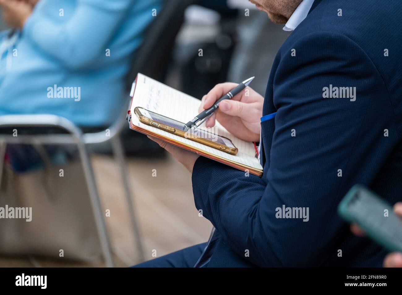 Businessman hand using pen hi-res stock photography and images - Alamy