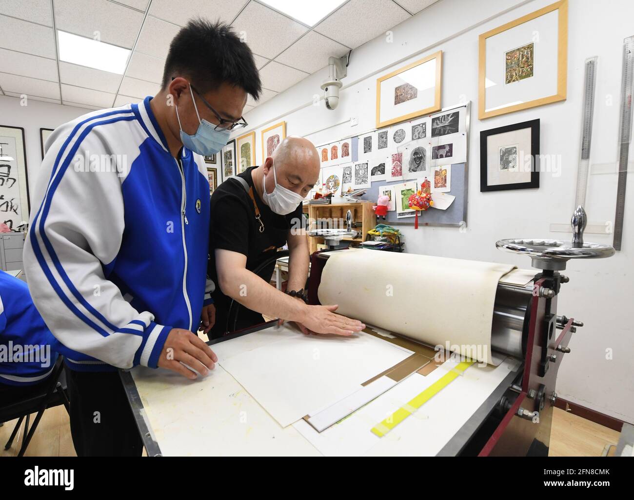 (210515) -- BEIJING, May 15, 2021 (Xinhua) -- Wang Kun guides a student ...