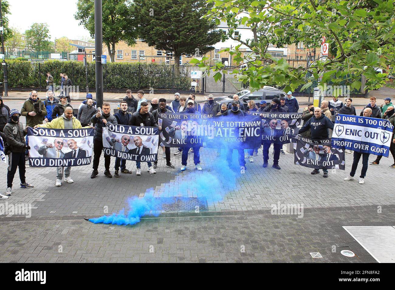 Tottenham fans hi-res stock photography and images - Alamy