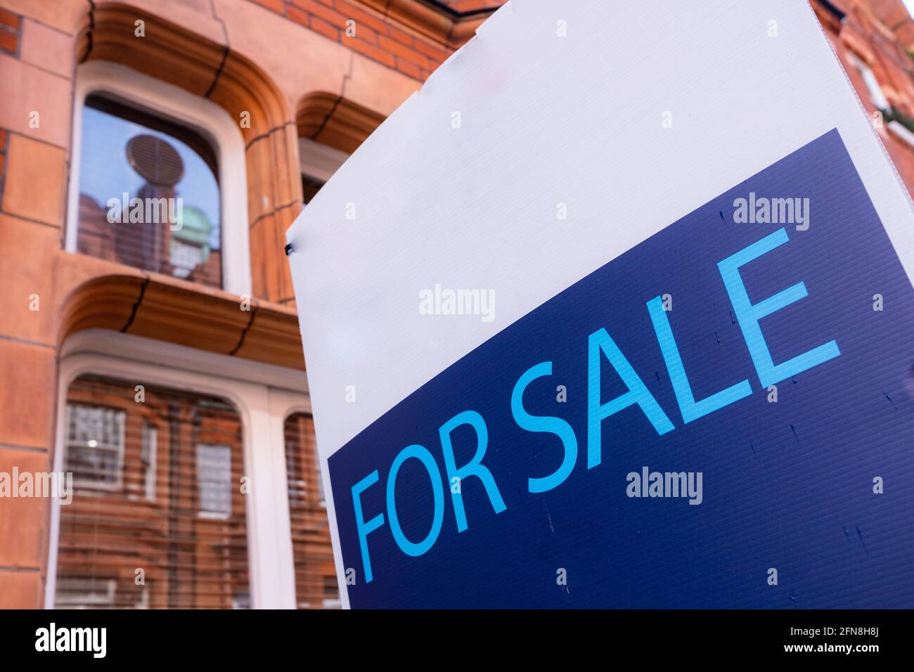 Estate agent For Sale sign on street of houses Stock Photo - Alamy