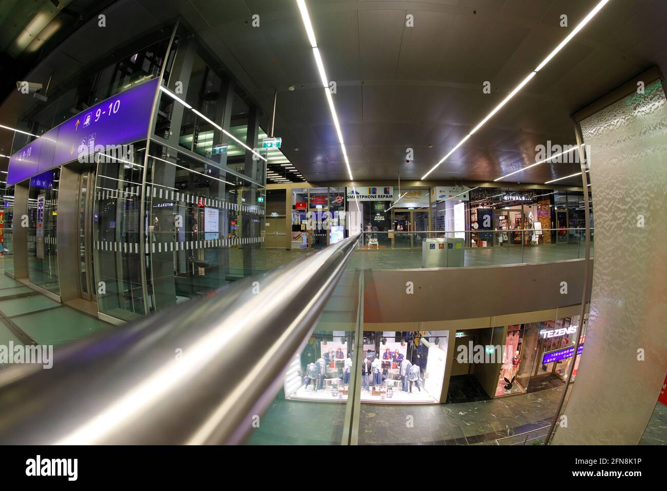 Central station vienna hi-res stock photography and images - Alamy