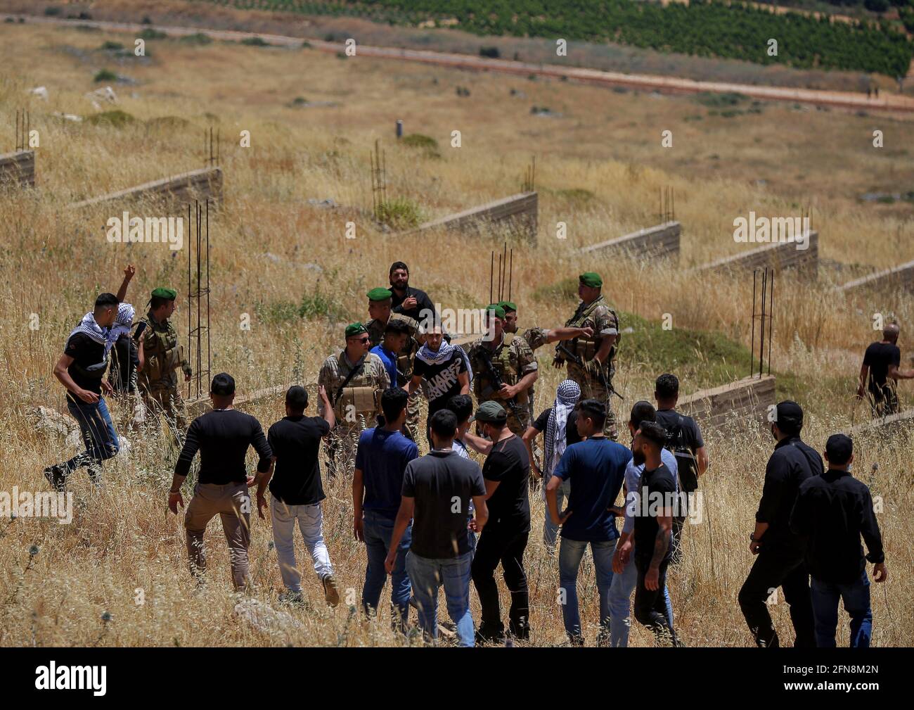 Maroun Al Ras, Lebanon. 15th May, 2021. Lebanese soldiers try to ...