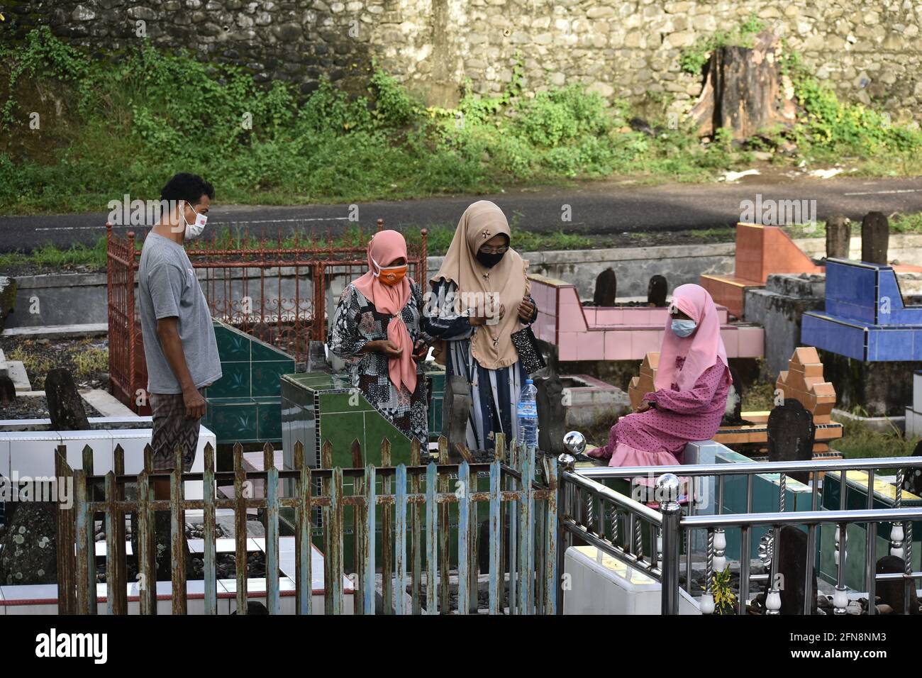 Soppeng, Indonesia. 15th May, 2021. A number of Soppeng residents were ...