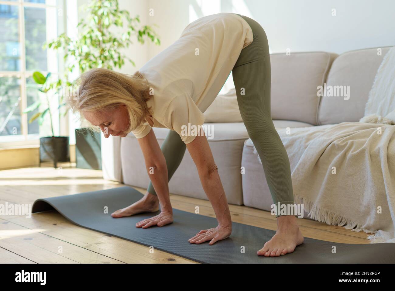 Mature woman in active wear hi-res stock photography and images - Alamy