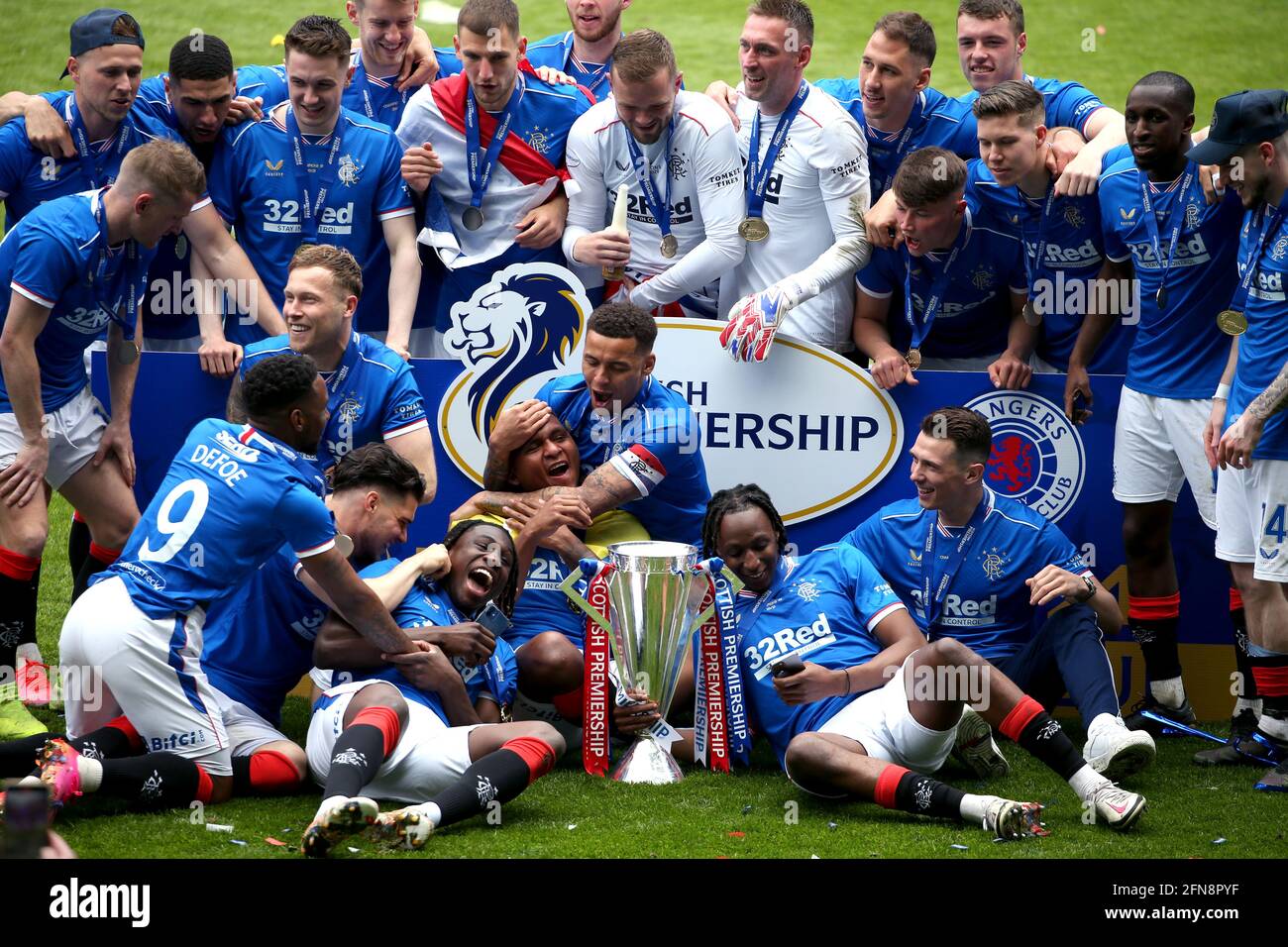 Rangers scottish premiership trophy hi-res stock photography and images ...