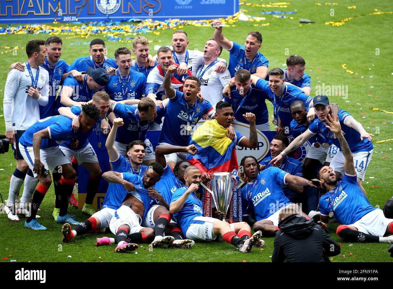 Rangers scottish premiership trophy hi-res stock photography and images ...