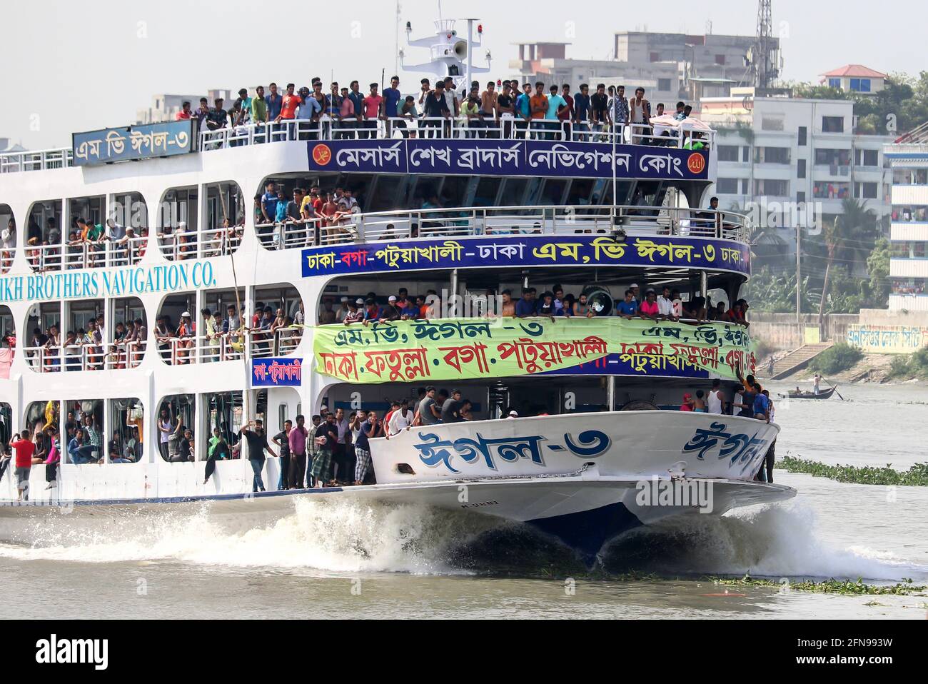 Dhaka, Bangladesh : People returning to home by overcrowded passenger ...
