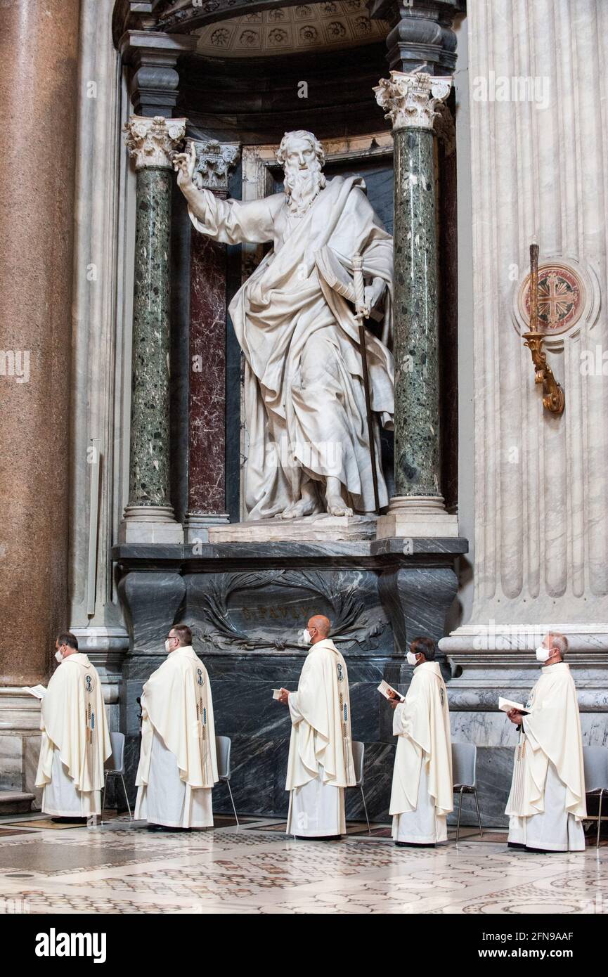 Priests pray hi-res stock photography and images - Alamy