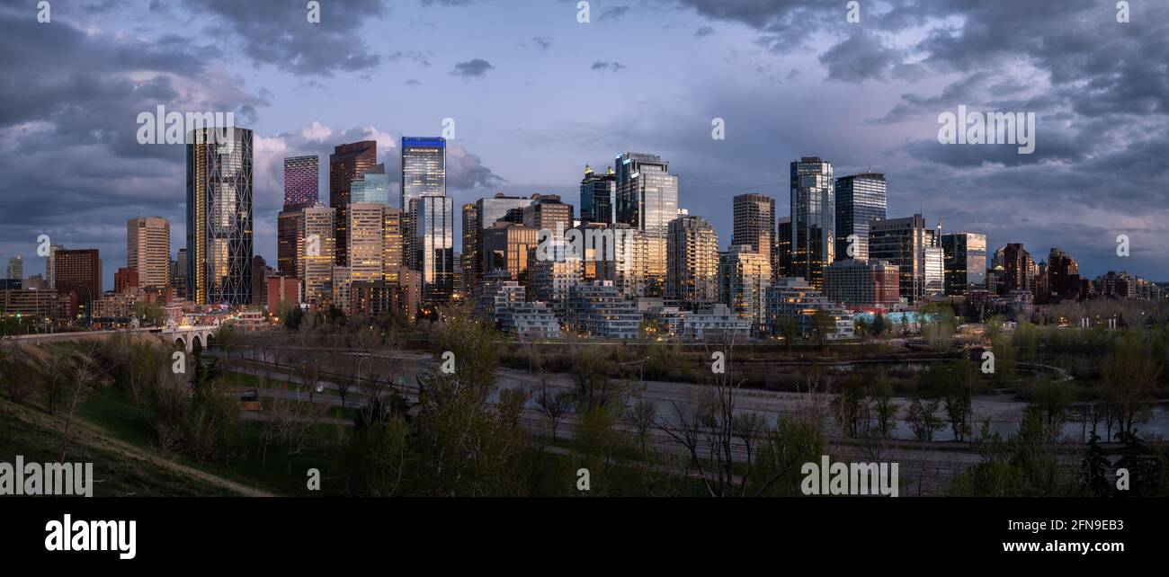 Calgary skyline in the summer hi-res stock photography and images - Alamy