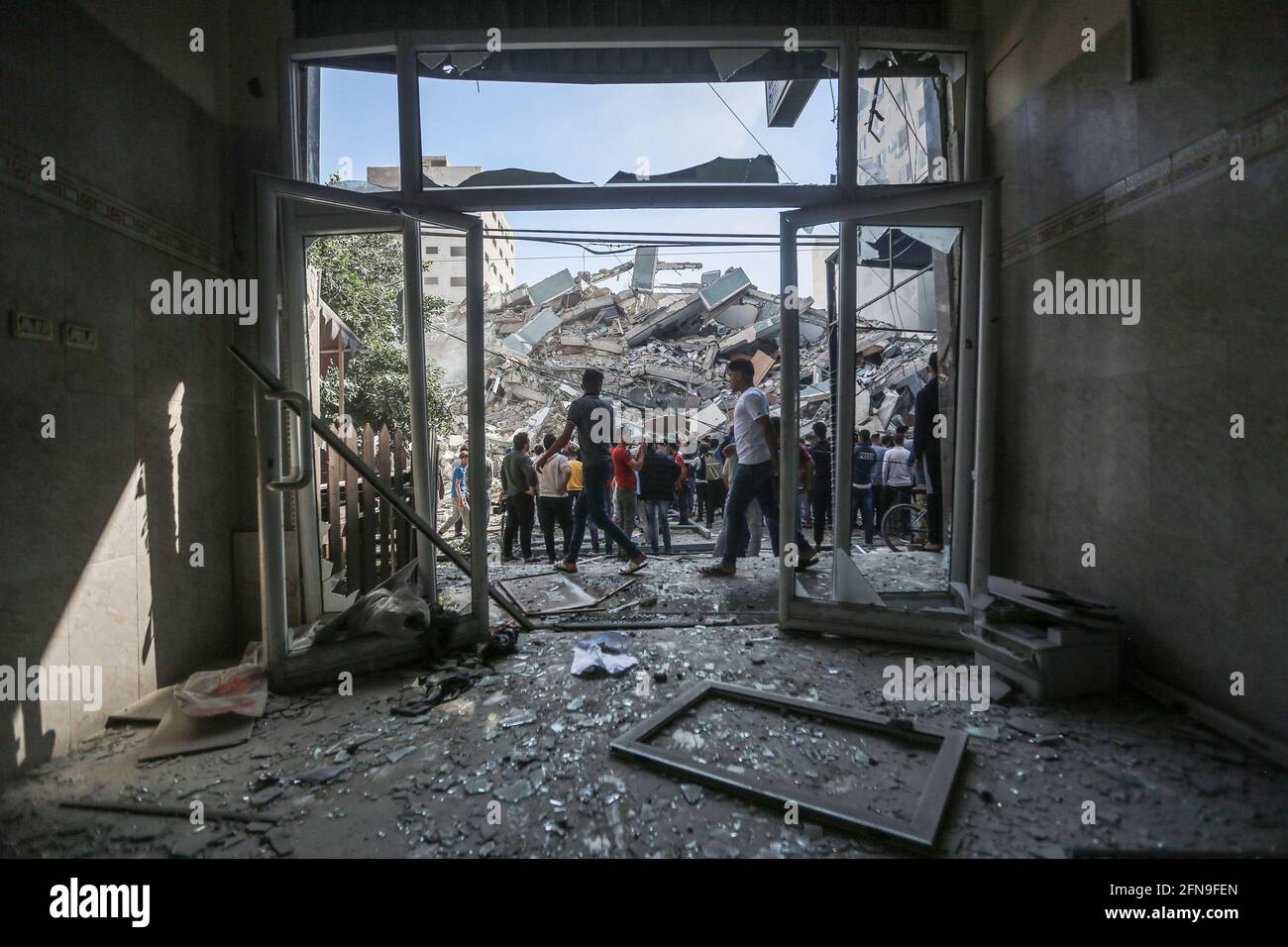 Gaza City, Palestinian Territories. 14th May, 2021. Palestinians ...