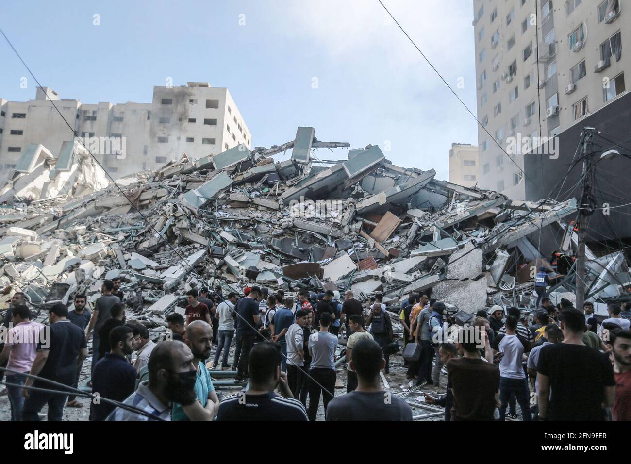 Gaza City, Palestinian Territories. 14th May, 2021. Palestinians ...