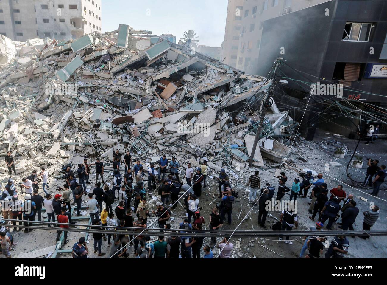 Gaza City, Palestinian Territories. 14th May, 2021. Palestinians ...