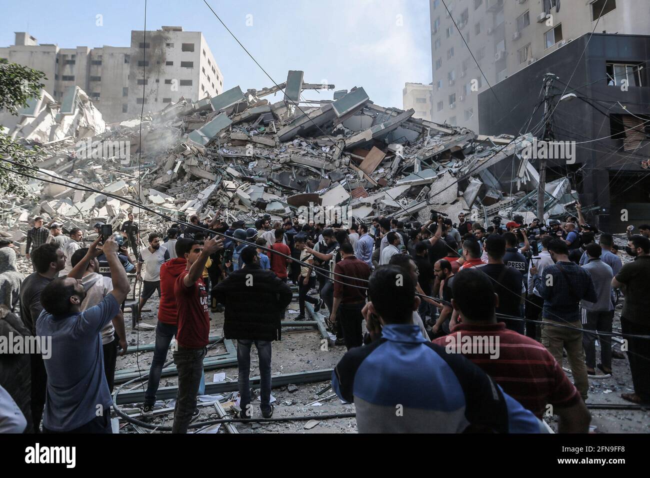Gaza City, Palestinian Territories. 14th May, 2021. Palestinians ...