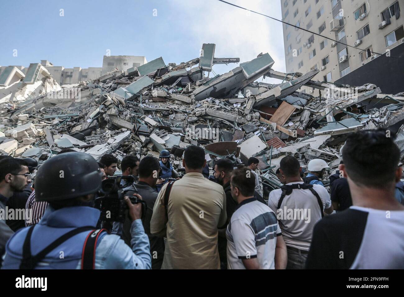 Gaza City, Palestinian Territories. 14th May, 2021. Palestinians ...