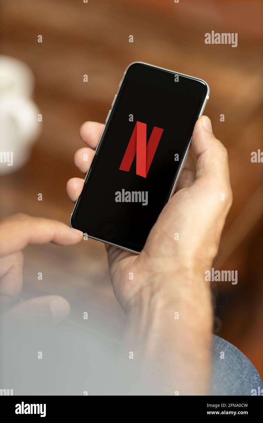 Watching netflix on smartphone hi-res stock photography and images - Alamy