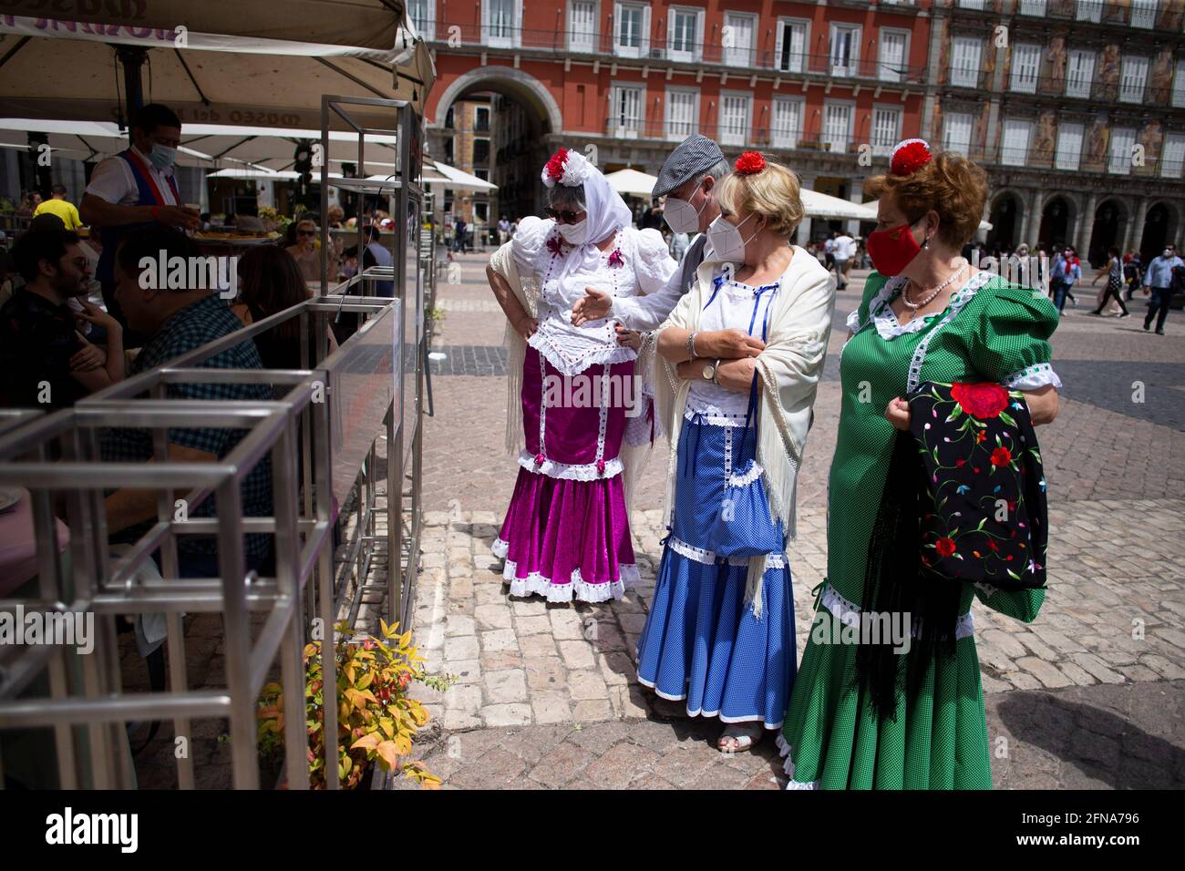 A group of friends dressed in traditional "Chulapo" and "Chulapa ...