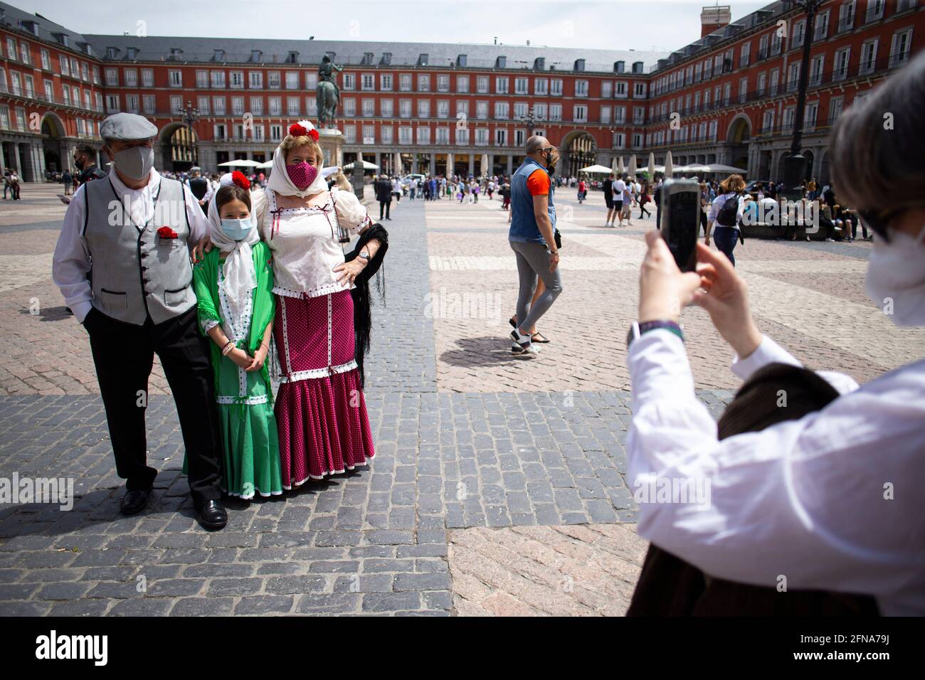 A family dressed in traditional costumes of "Chulapo" and "Chulapa ...