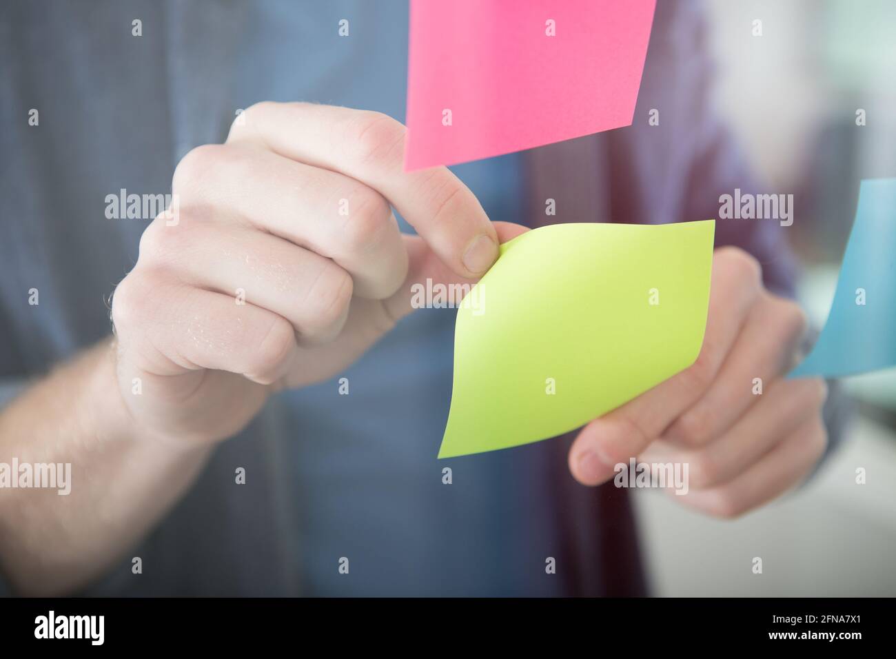 man hand holding yellow post it on Stock Photo - Alamy