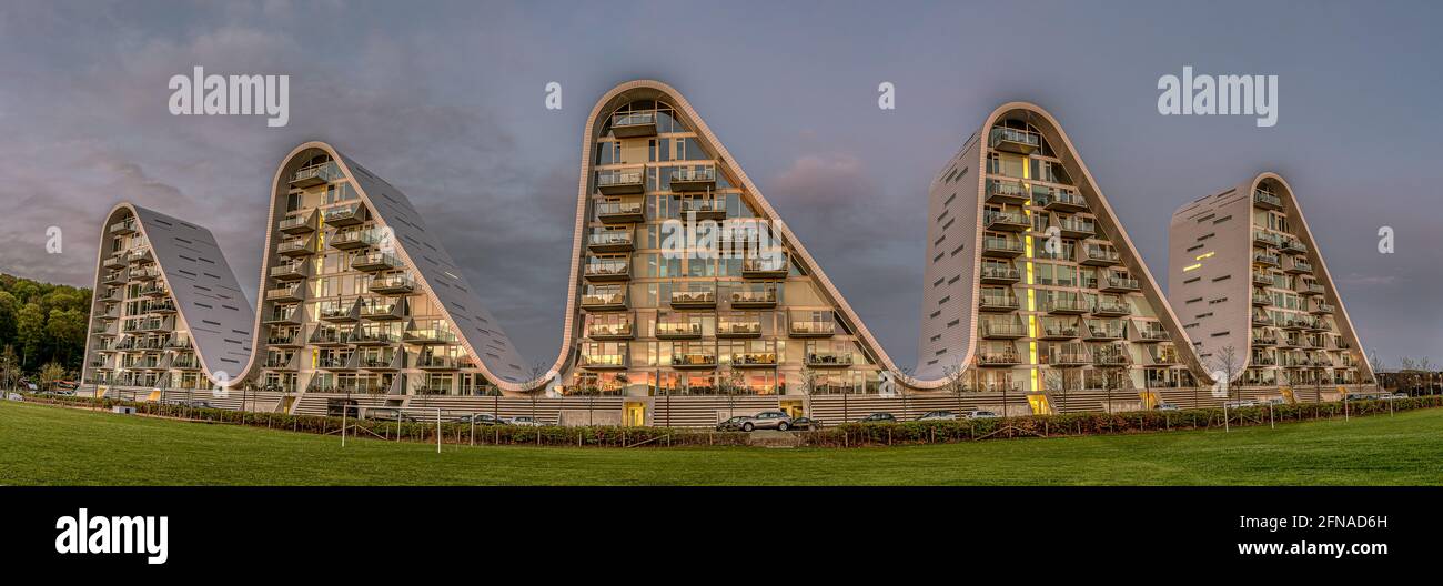 Wave building hi-res stock photography and images - Alamy