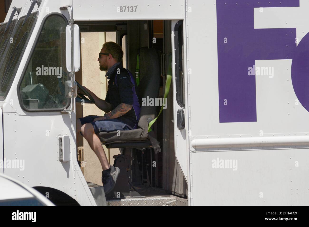 Fedex delivery driver hi-res stock photography and images - Alamy