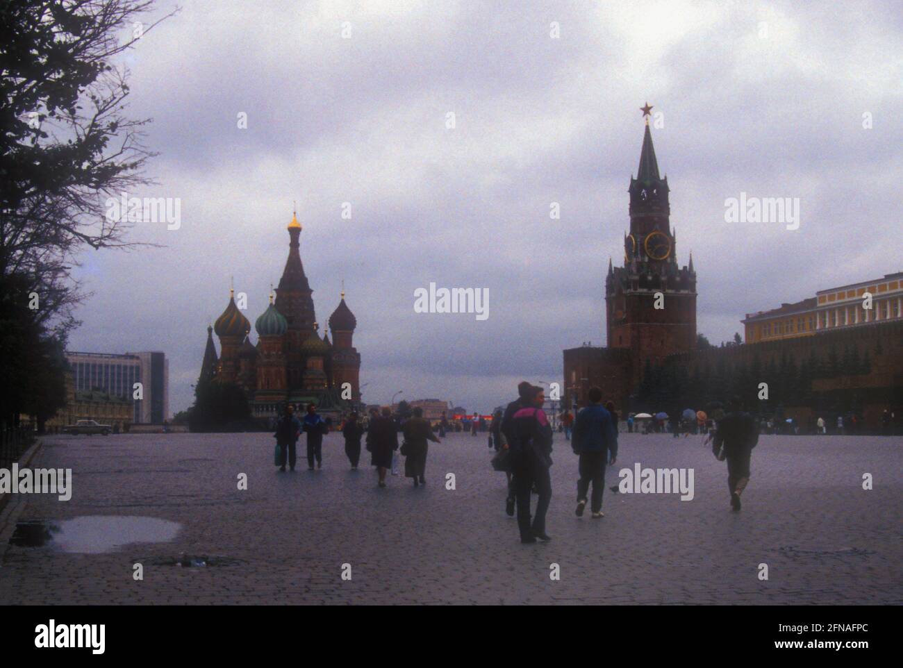 RED SQUARE, MOSCOW. RUSSIA, 1994 PIC MIKE WALKER Stock Photo - Alamy