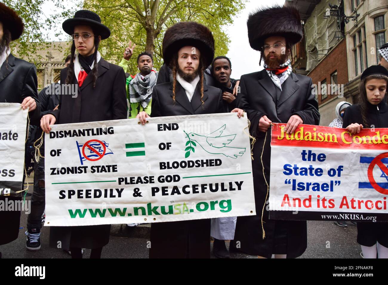 London, United Kingdom. 15th May 2021. Members of an anti-Zionist ...