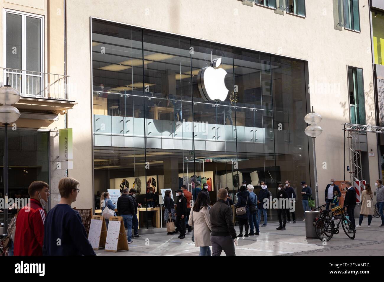 Apple store in Munich town center Stock Photo - Alamy