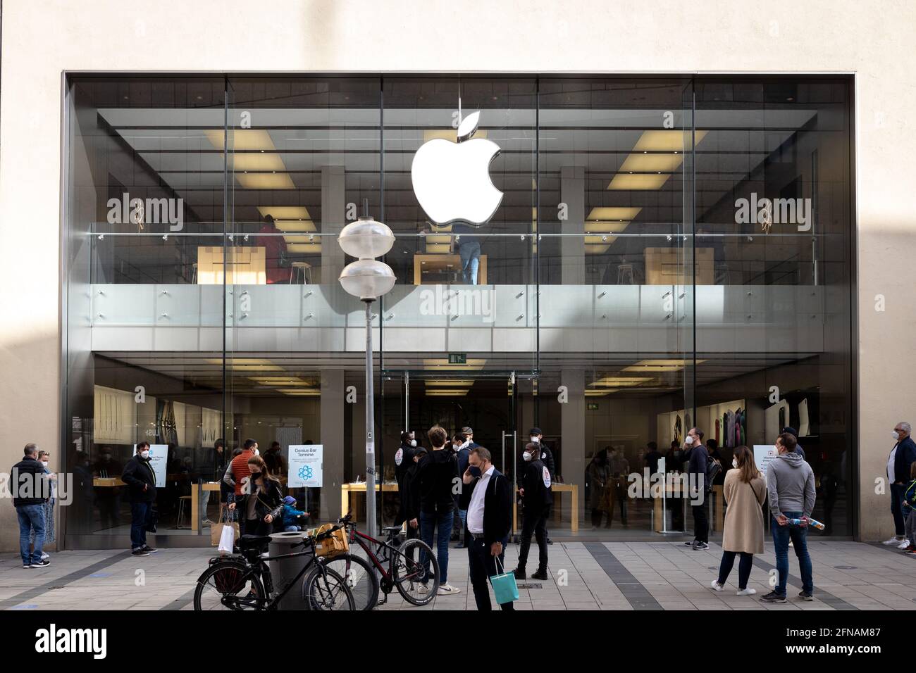 Apple store in Munich town center Stock Photo - Alamy
