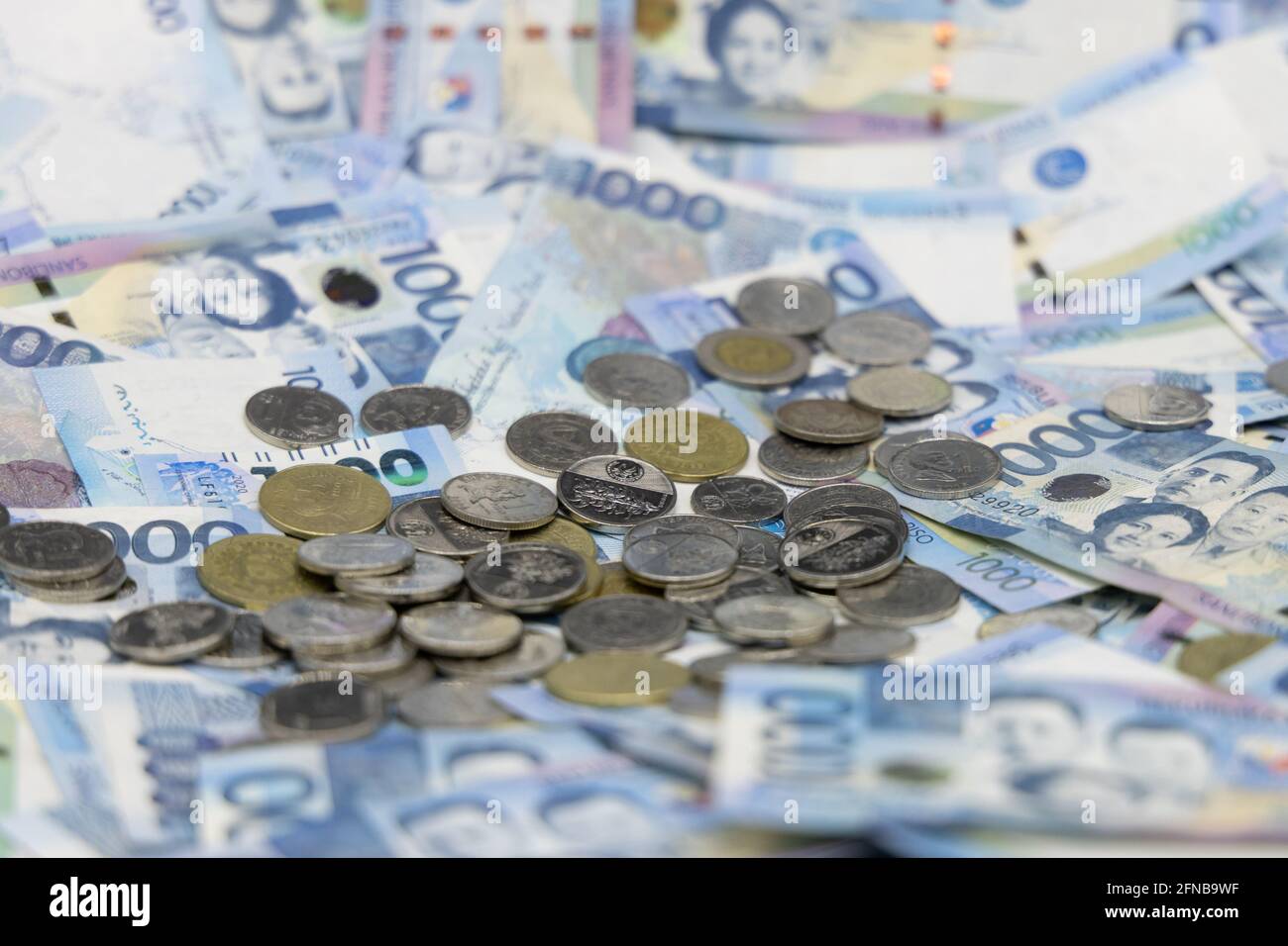 A pile of one thousand Philippines banknotes and coins Stock Photo - Alamy