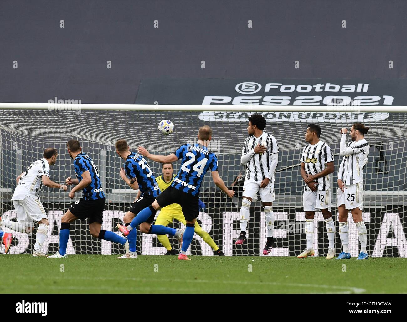 Italian football player kicking ball hi-res stock photography and ...