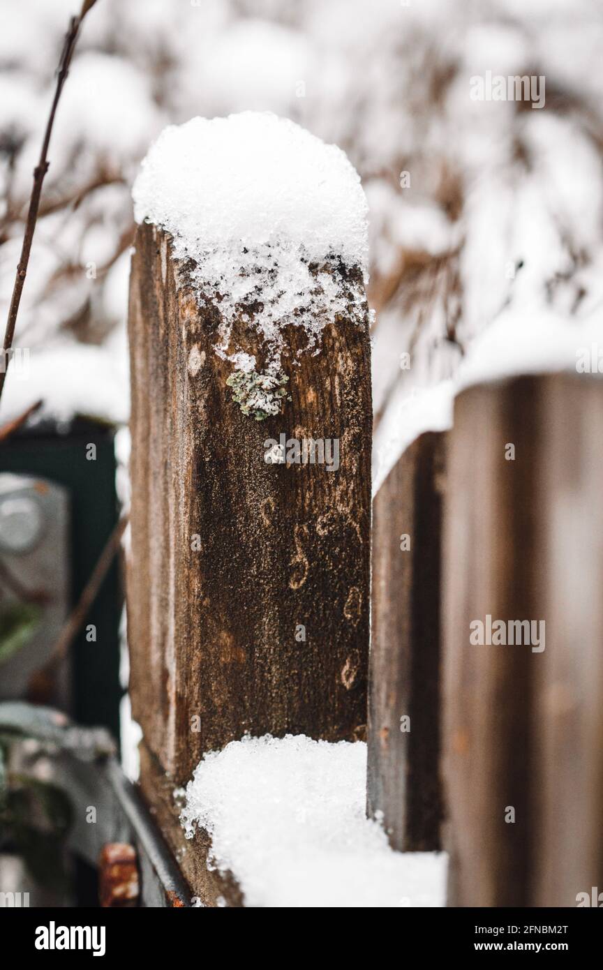 Snow covered wooden gate hi-res stock photography and images - Alamy