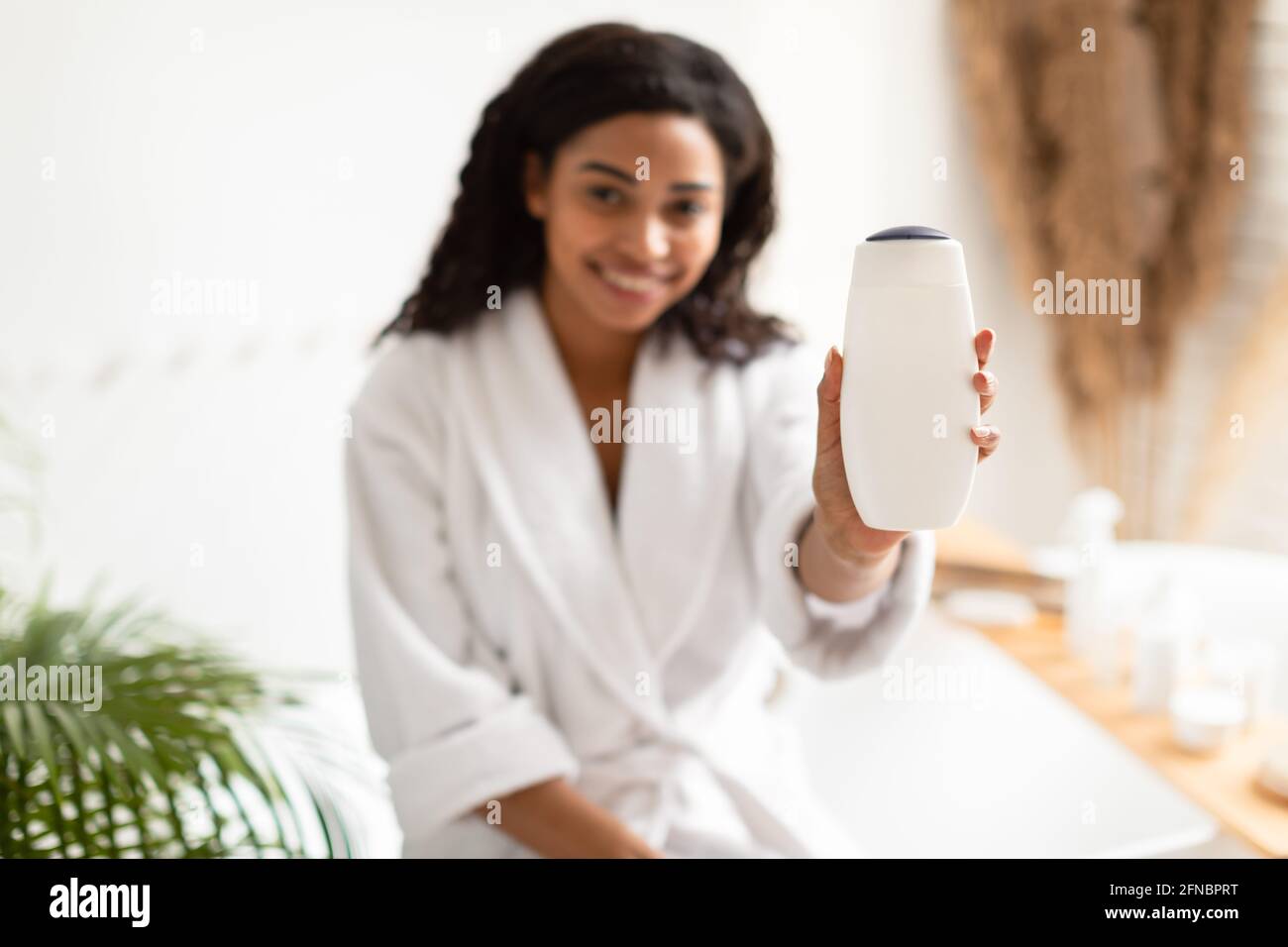 Woman shampoo shower bottle hi-res stock photography and images - Alamy