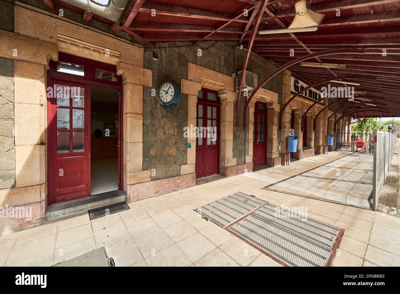 Empty train platform architecture hi-res stock photography and images ...
