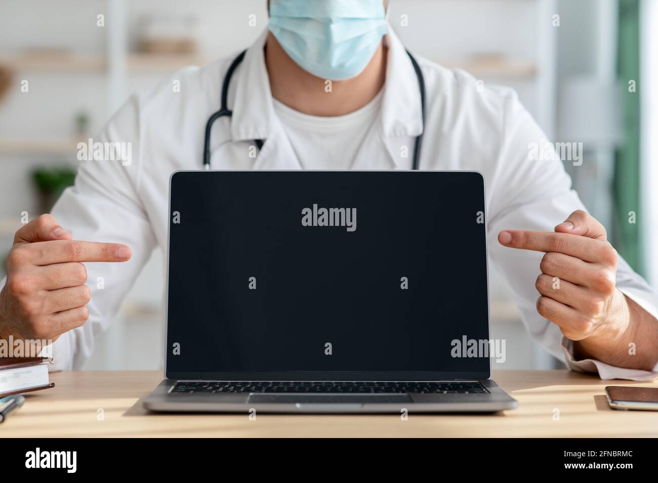 Doctor screen face hi-res stock photography and images - Alamy