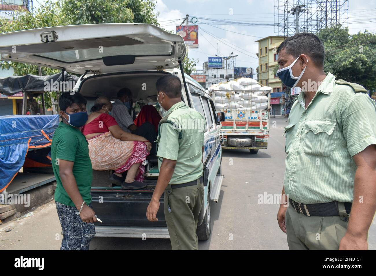 State police helping people hi-res stock photography and images - Alamy