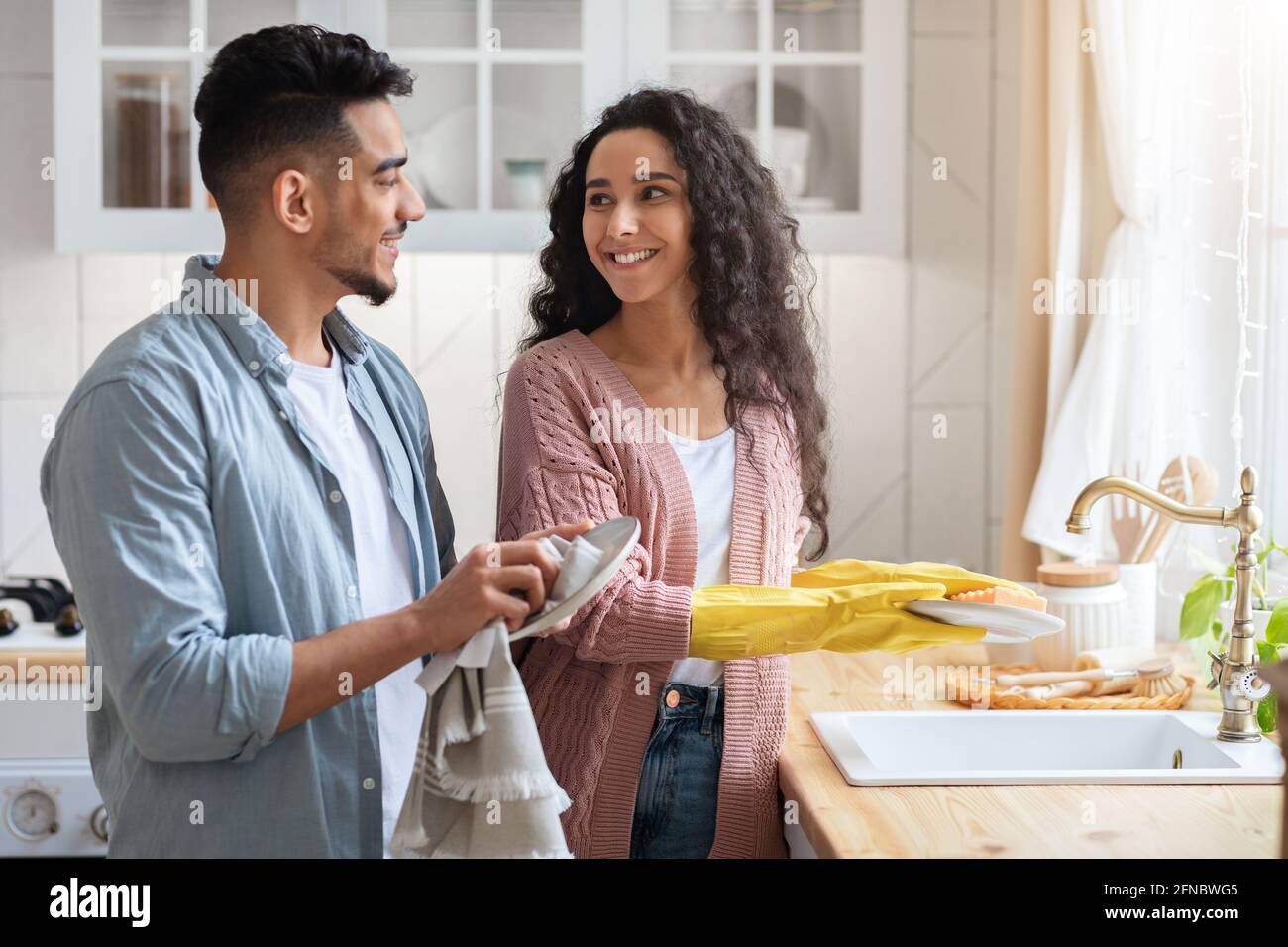Family washing dishes together hi-res stock photography and images - Alamy