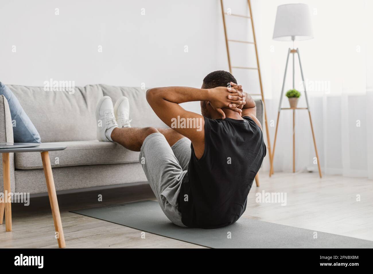 Man abs exercise crunches hi-res stock photography and images - Alamy