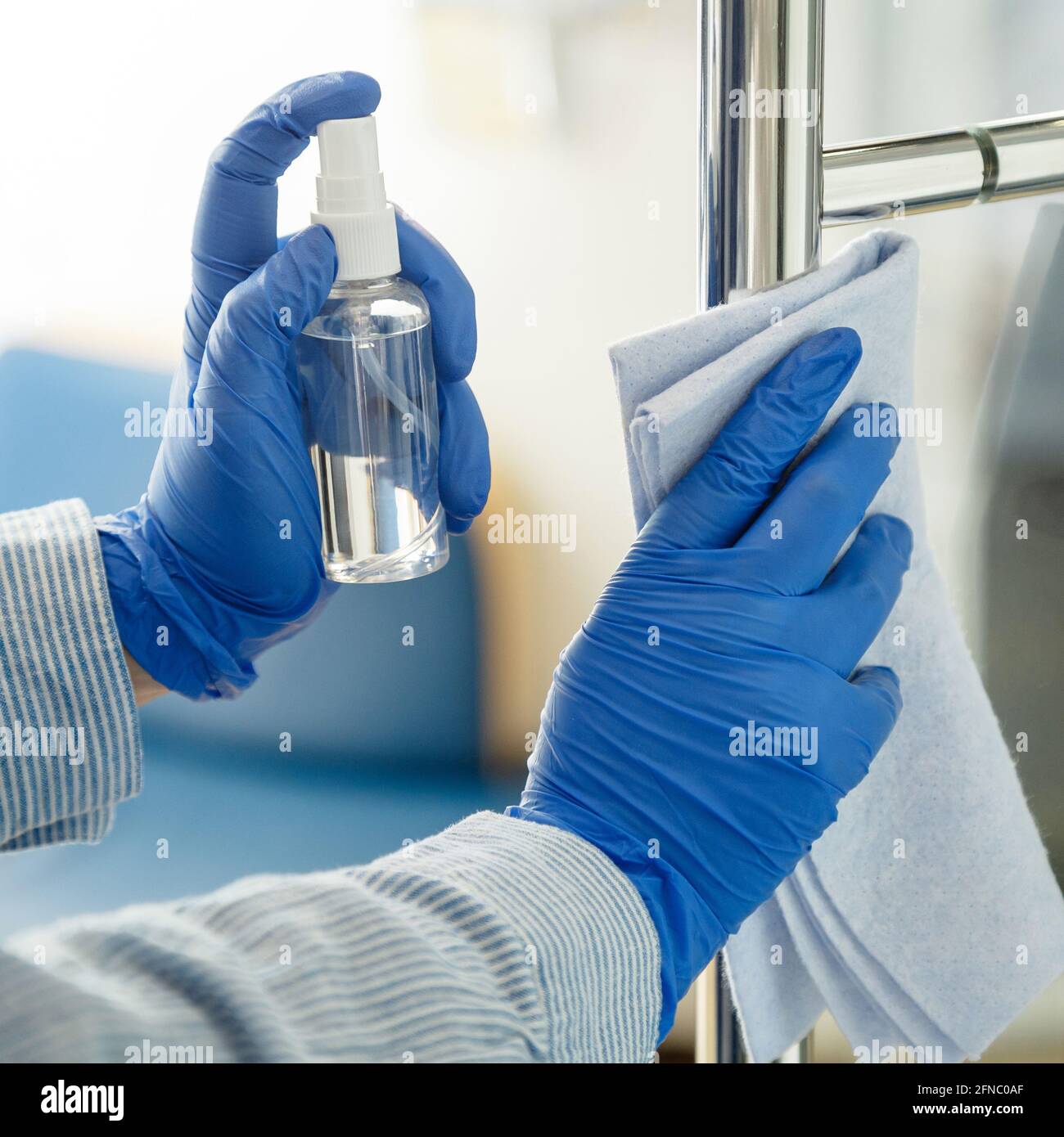 Door knob hand hi-res stock photography and images - Alamy