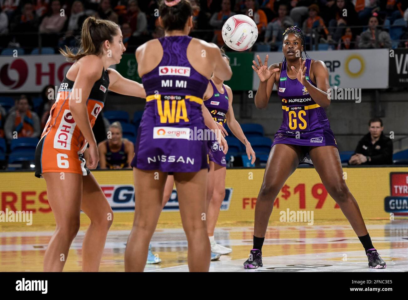 Netball catch hi-res stock photography and images - Alamy