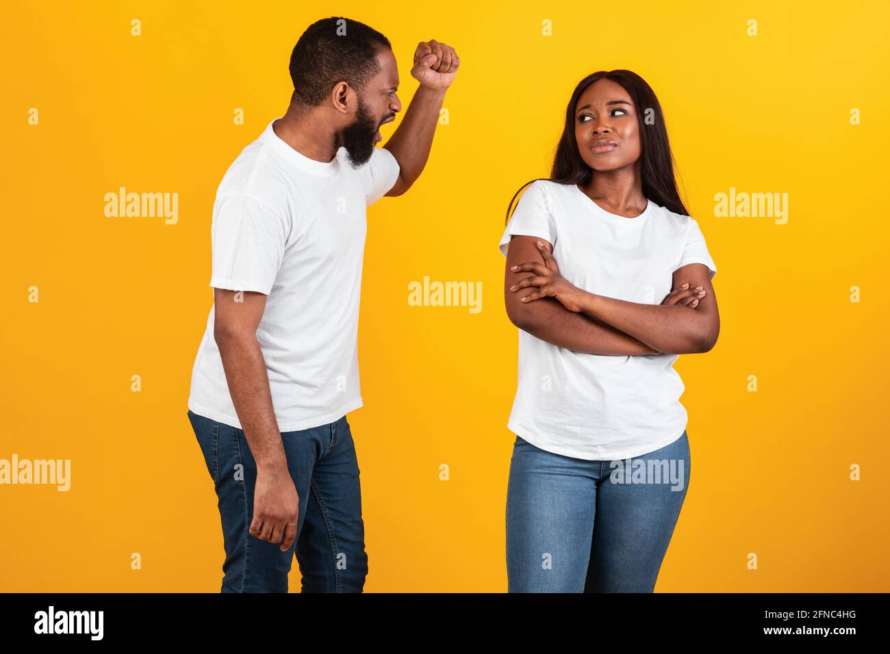 Black couple arguing, man screaming at annoyed woman Stock Photo - Alamy